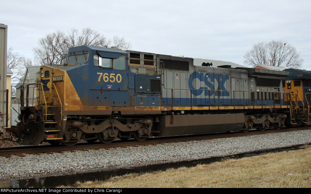 CSXT 7650 on Q300-12